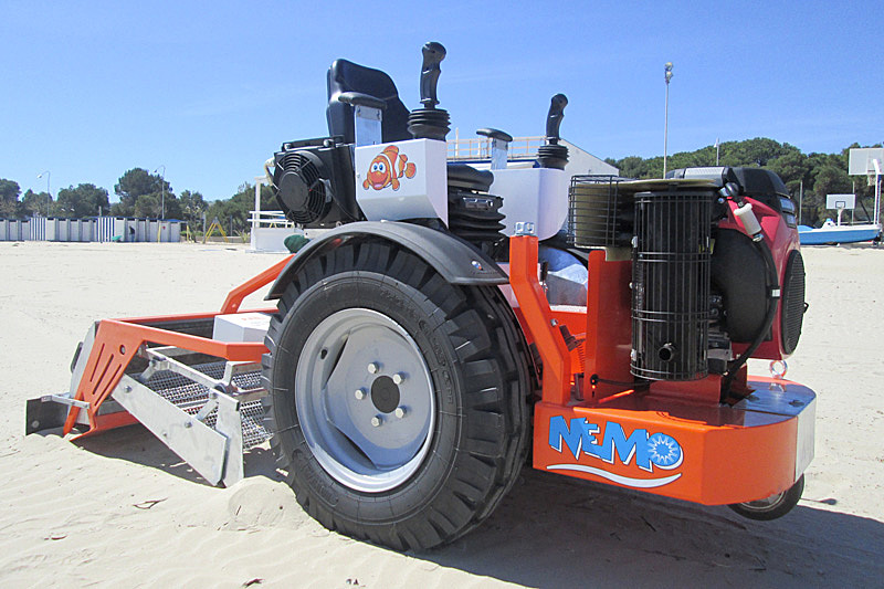 Beach cleaning machine PFG Nemo | Paouris Tractors