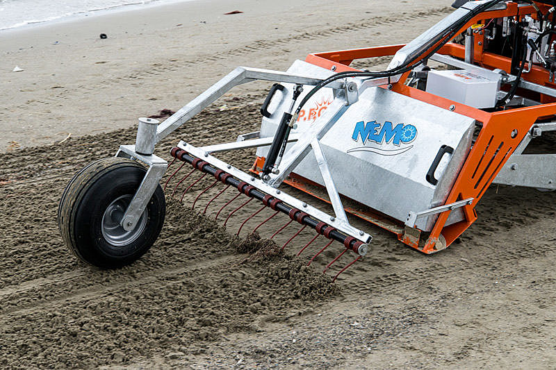 Beach cleaning machine PFG Nemo | Paouris Tractors